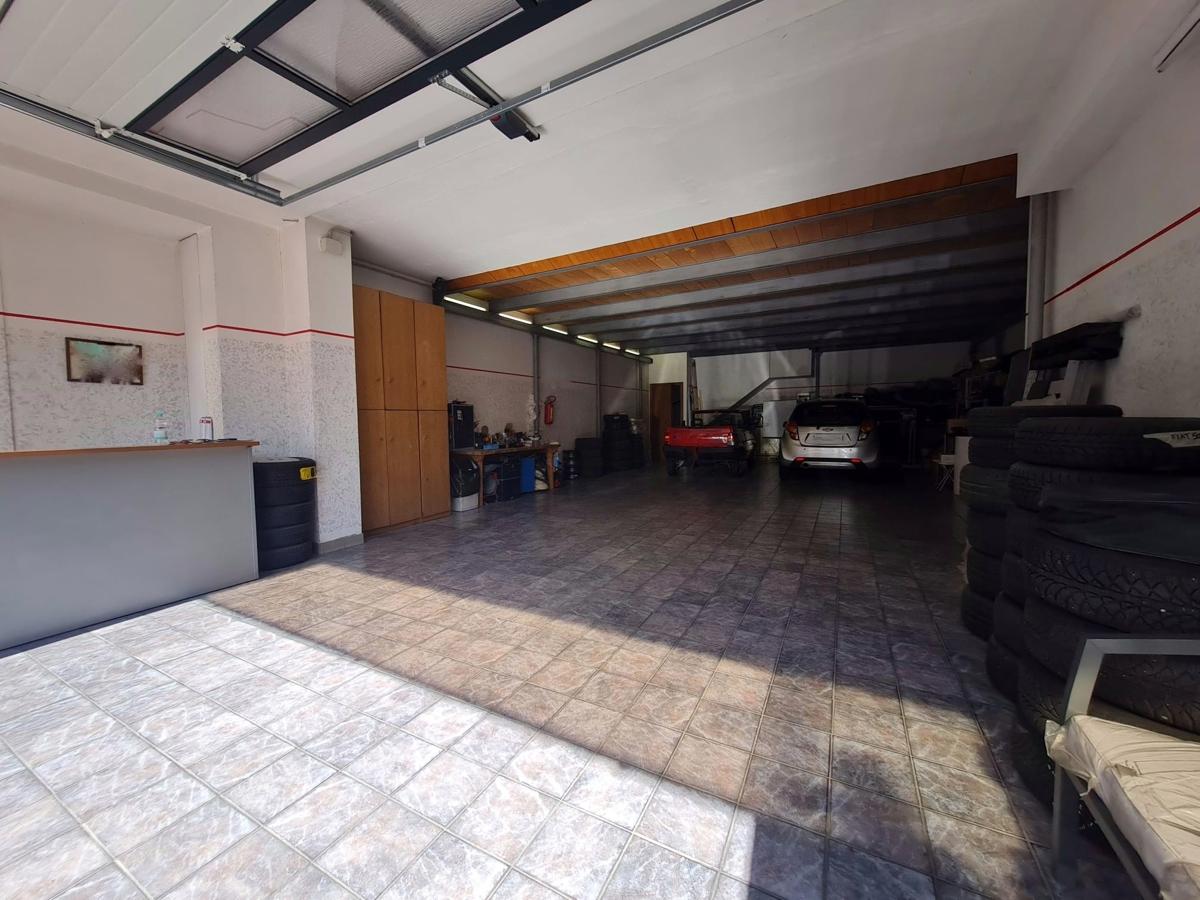 Palazzina commerciale in vendita a Piacenza