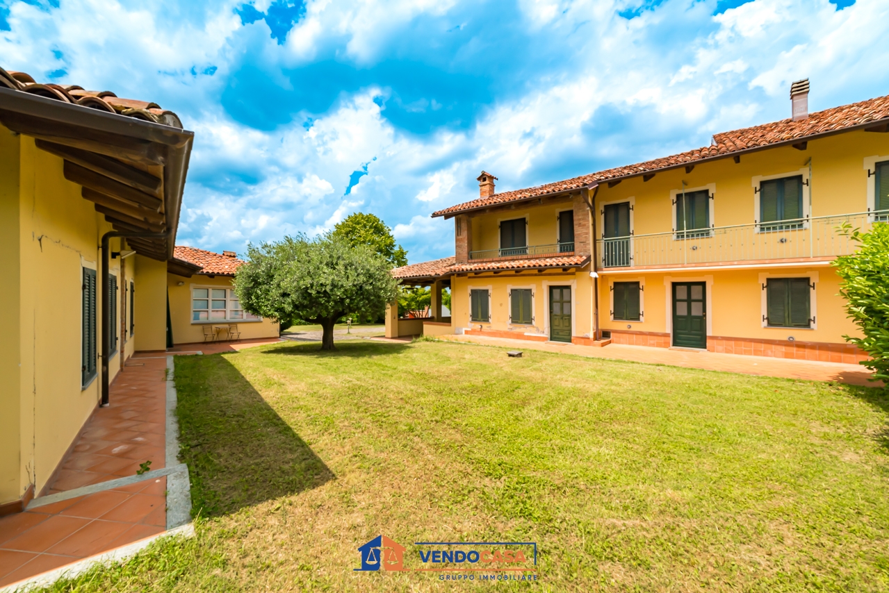 Casale in vendita a La Morra