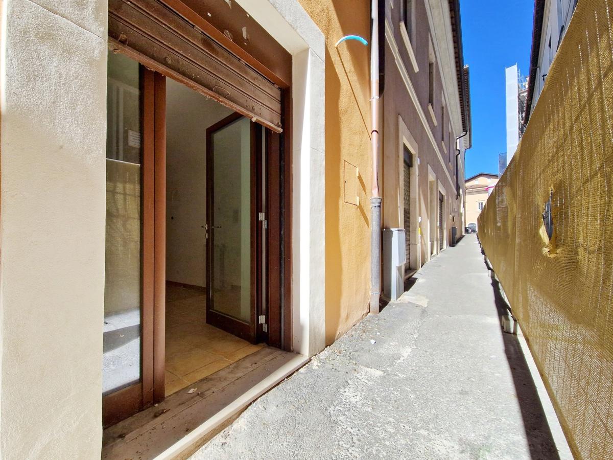 Negozio in affitto a L'Aquila