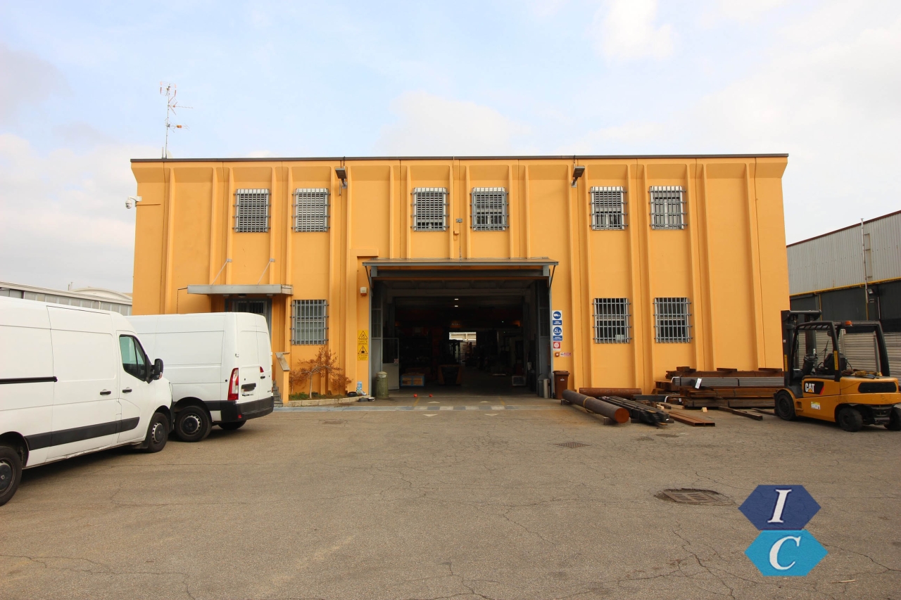 Capannone in vendita a Solaro