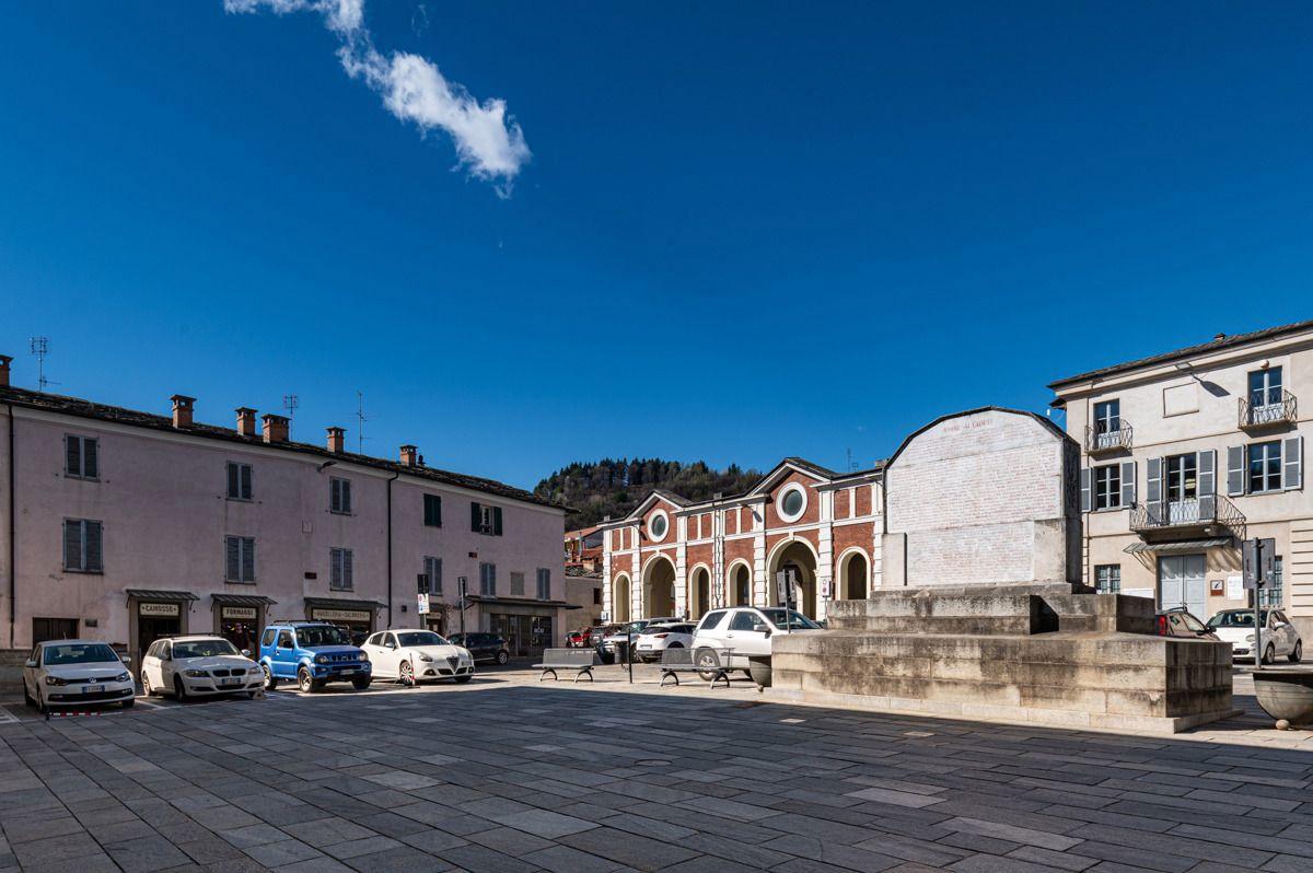 Esercizio commerciale in vendita a Barge