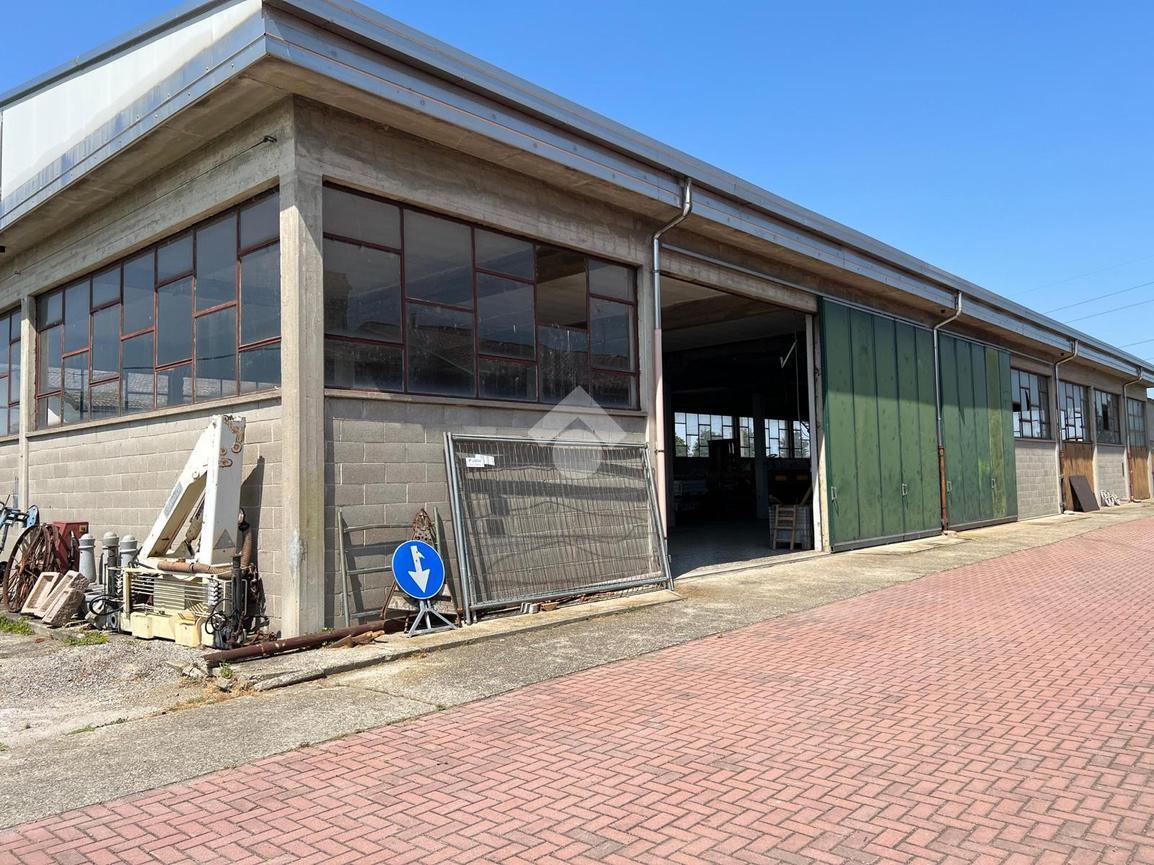 Capannone in vendita a Fara Gera D'Adda