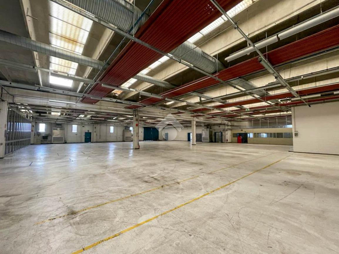 Capannone in vendita a Cornate D'Adda