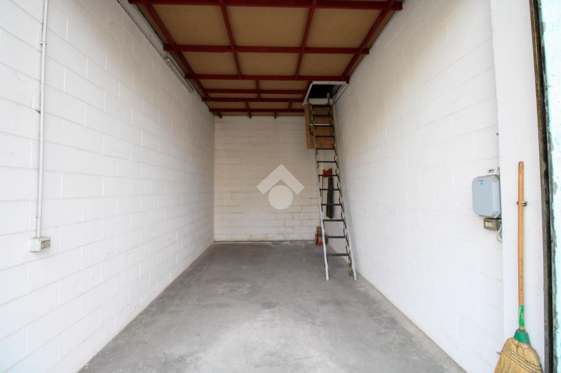 Magazzino in vendita a Caponago