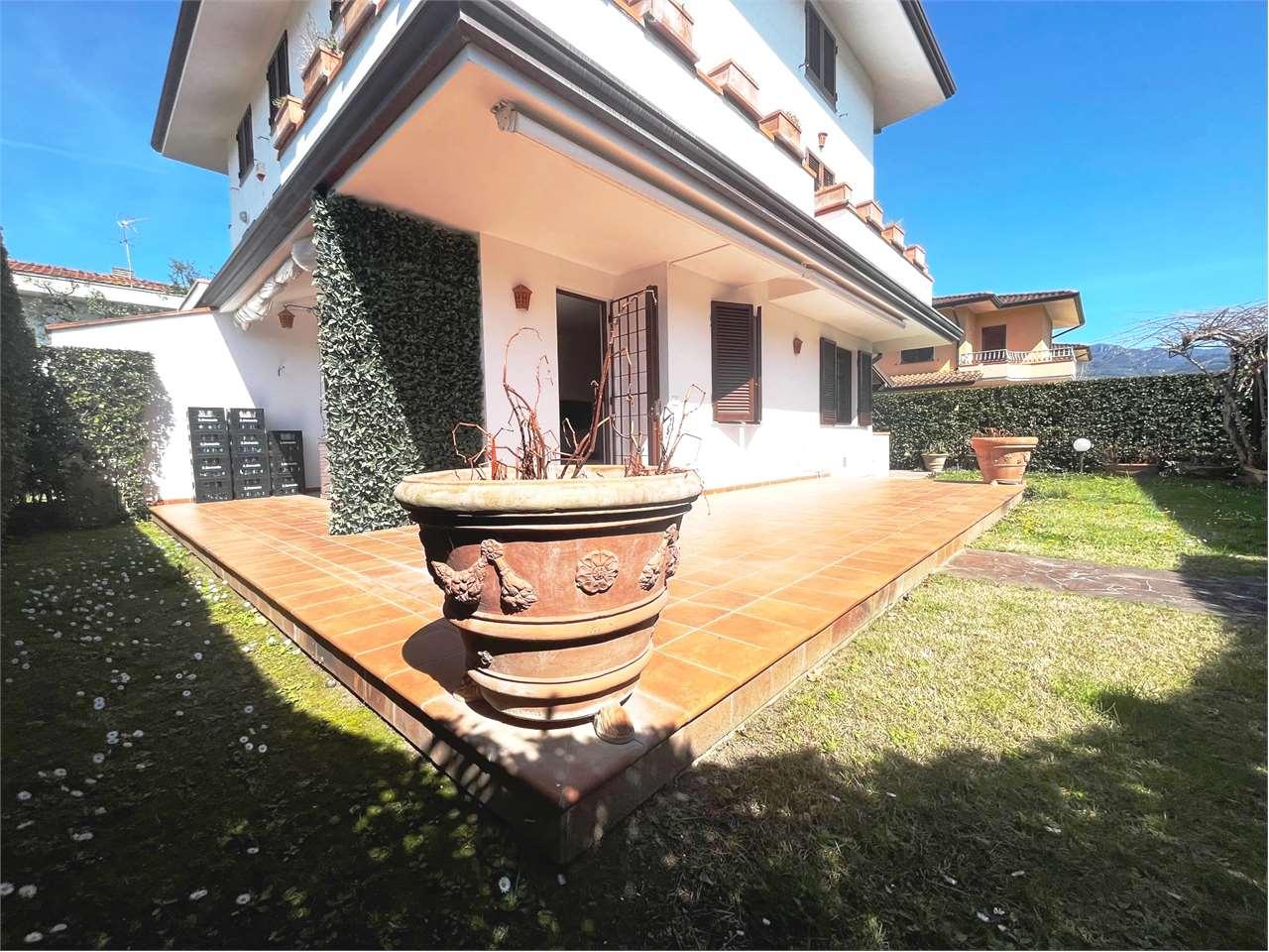 Villa bifamiliare in vendita a Pietrasanta