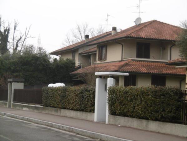 Villa bifamiliare in vendita a Agrate Brianza