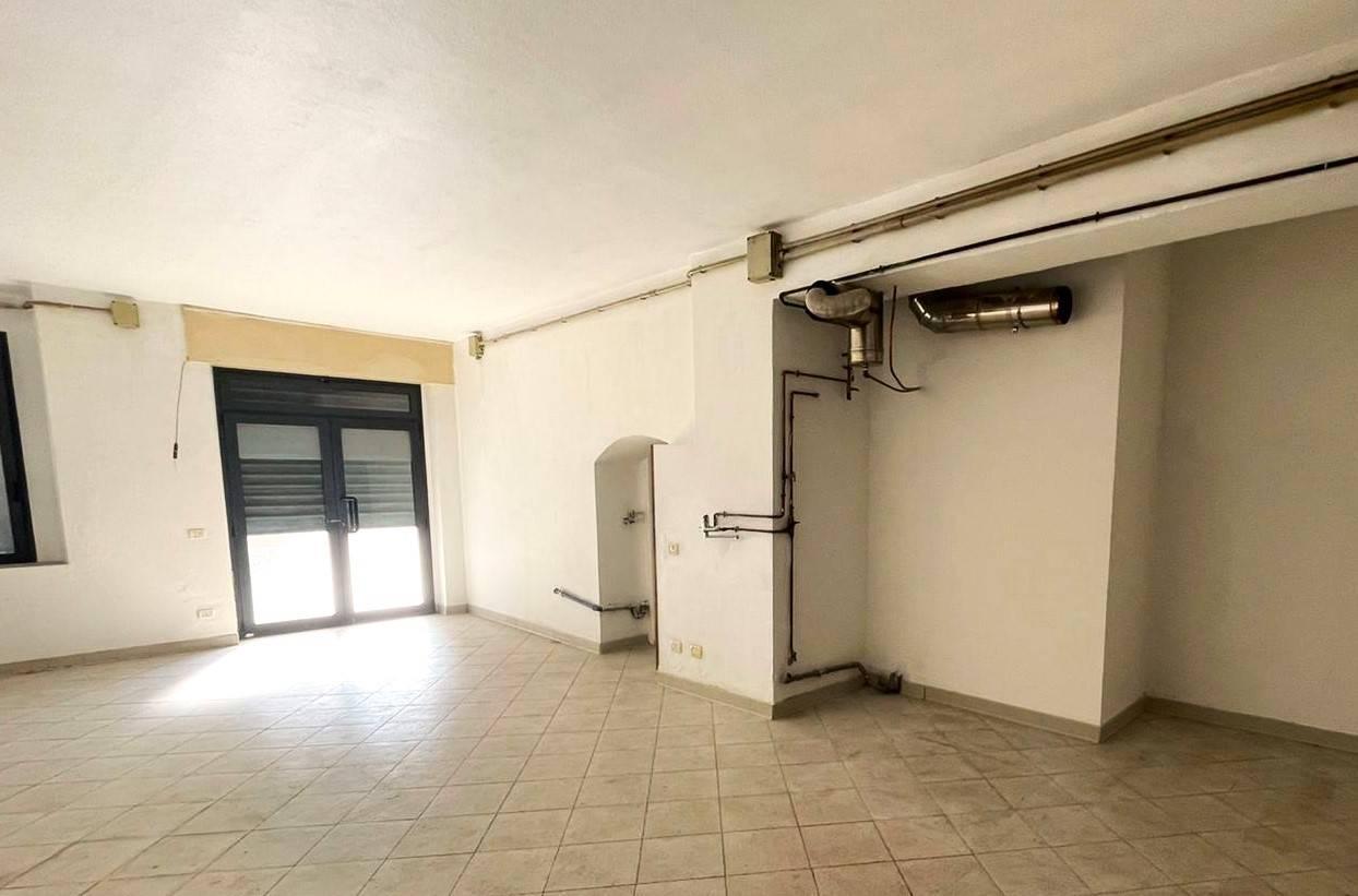 Esercizio commerciale in vendita/affitto a Osio Sotto