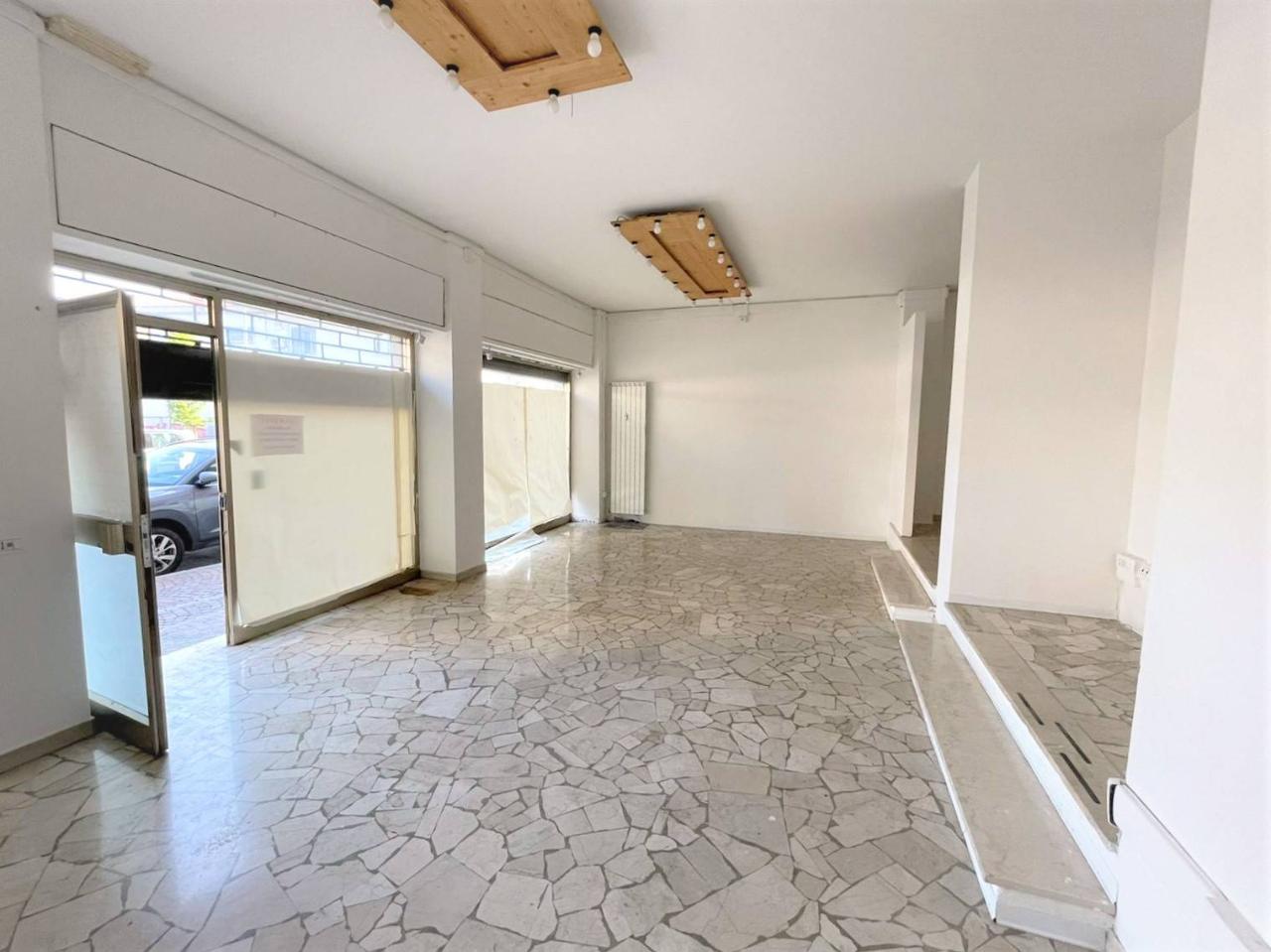 Esercizio commerciale in vendita a Osio Sotto