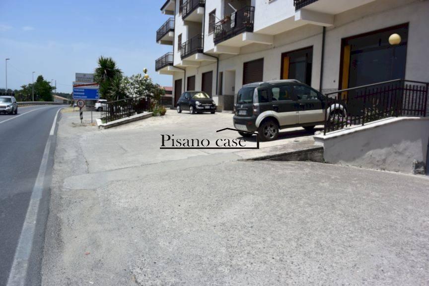 Locale commerciale in affitto a Corigliano-Rossano