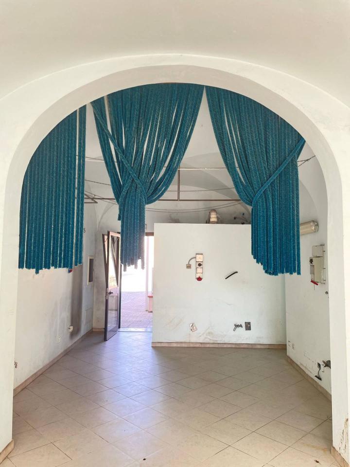 Esercizio commerciale in affitto a Cascina