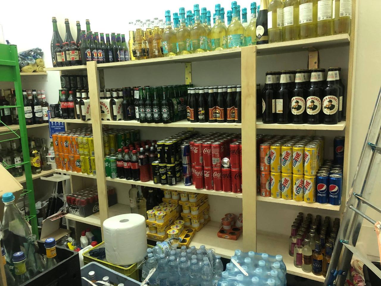 Esercizio commerciale in vendita a Cascina