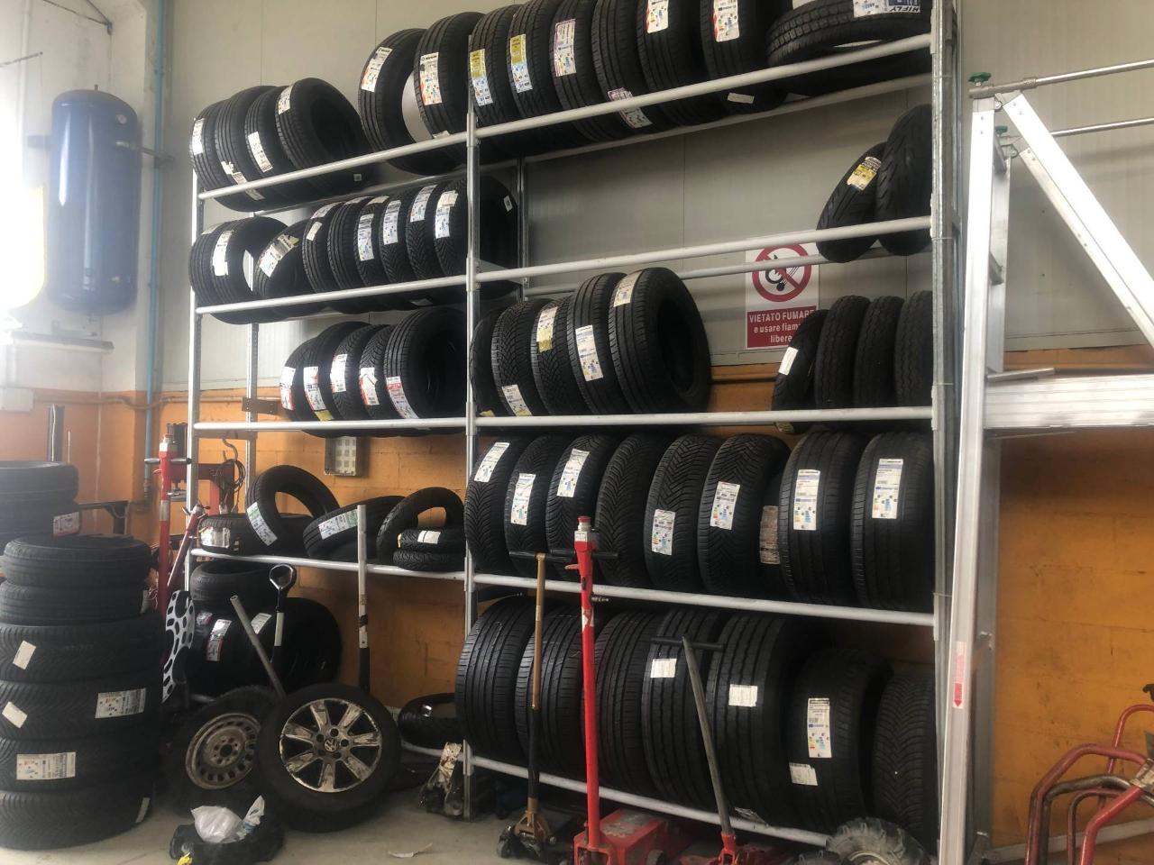 Esercizio commerciale in vendita a Cascina