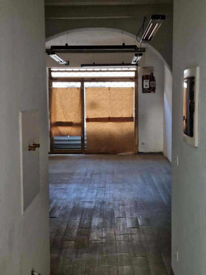 Esercizio commerciale in affitto a Cascina