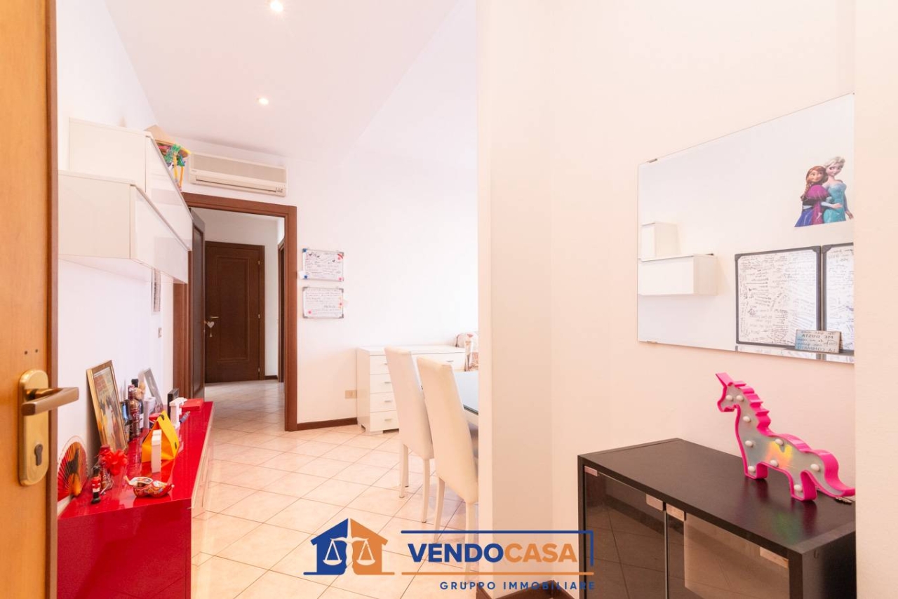 Trilocale in Alzaia Naviglio Pavese 110, Milano