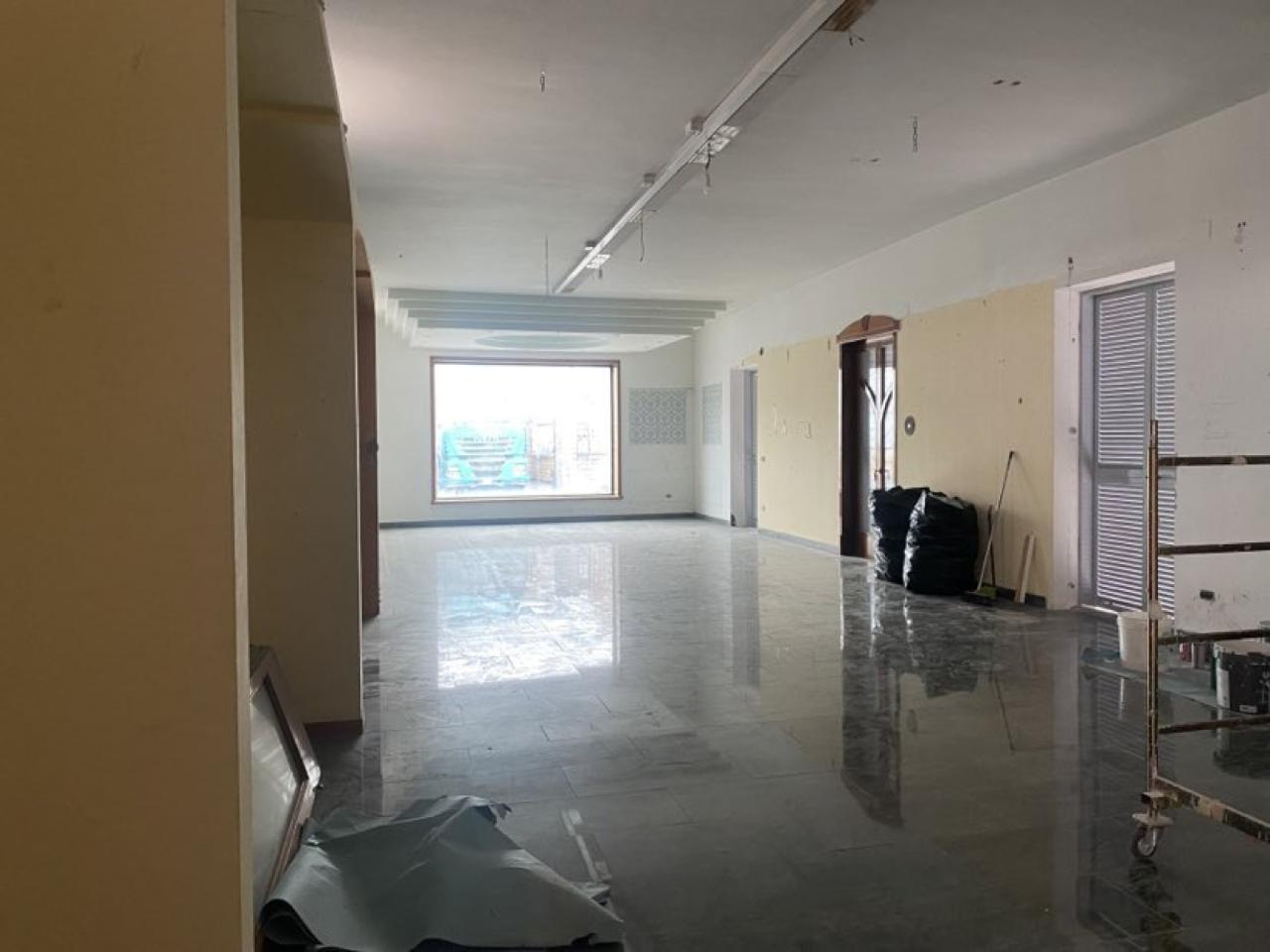 Negozio in affitto a Santa Maria La Carita'