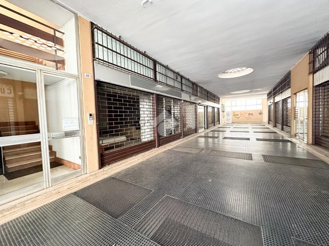 Negozio in vendita a Villasanta