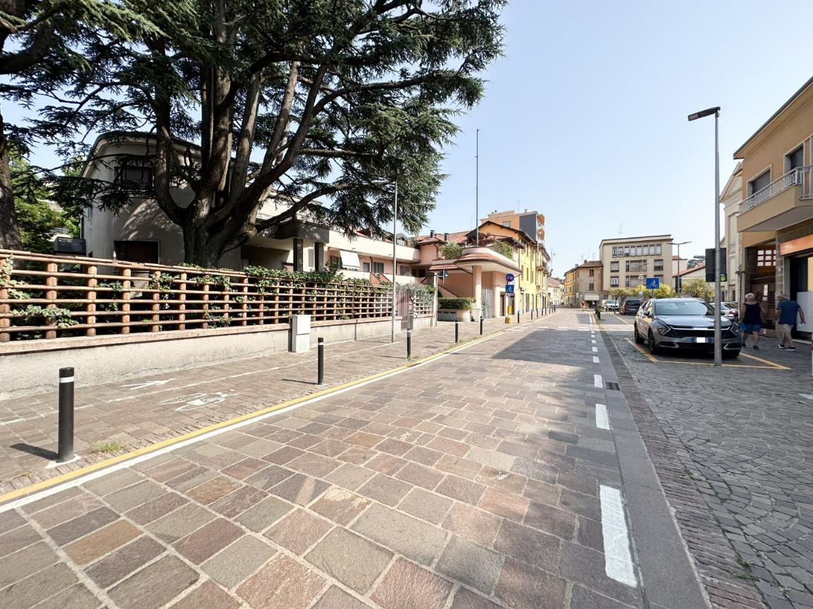 Negozio in vendita a Villasanta