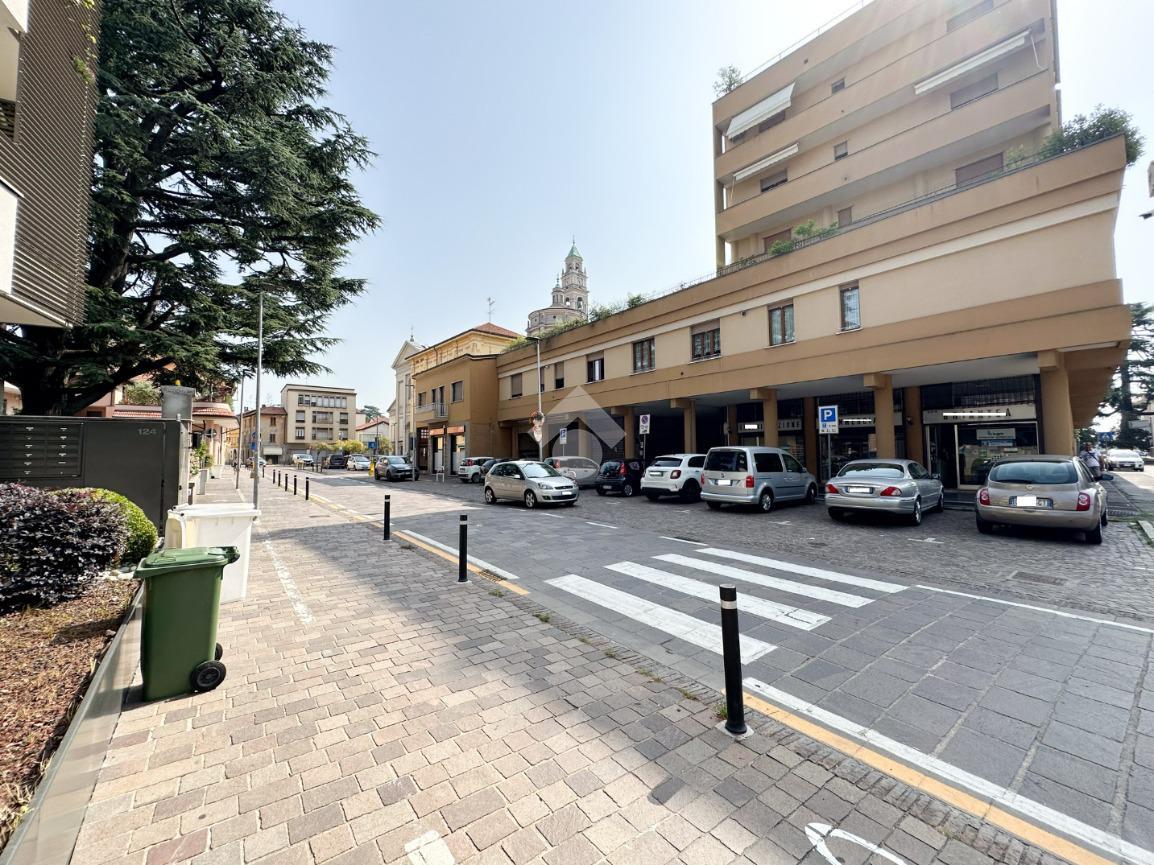 Negozio in vendita a Villasanta