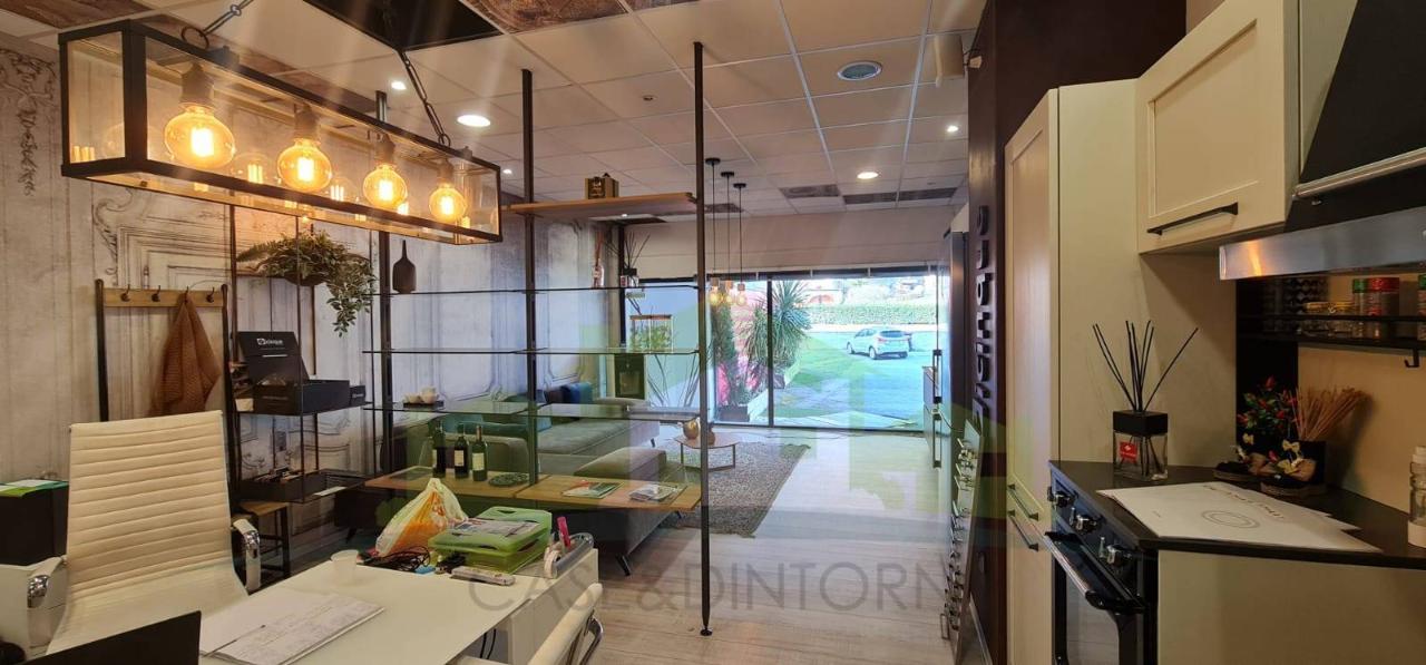 Negozio in vendita a Borgosesia