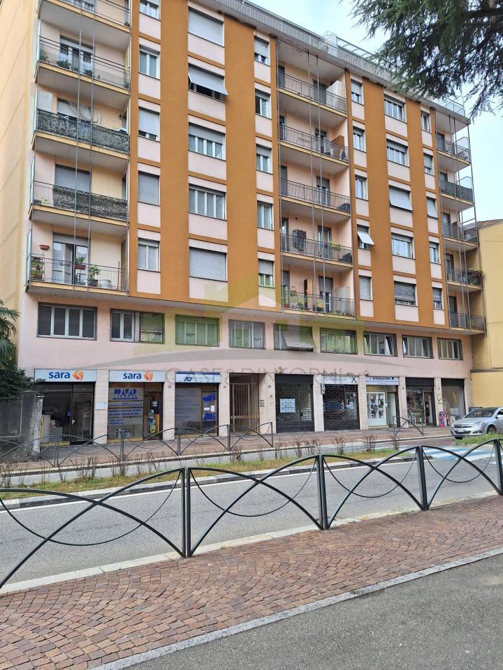 Negozio in affitto a Borgosesia