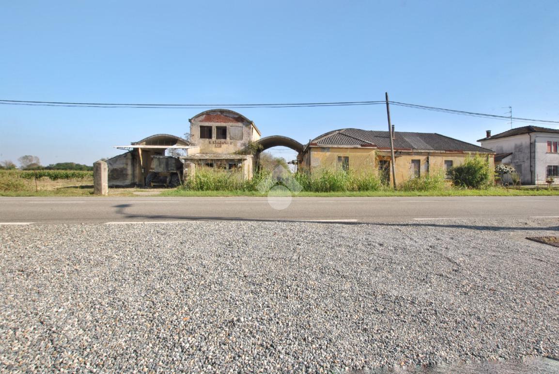 Capannone in vendita a Carisio