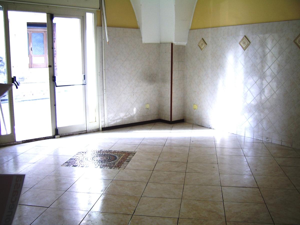 Negozio in affitto a Sava