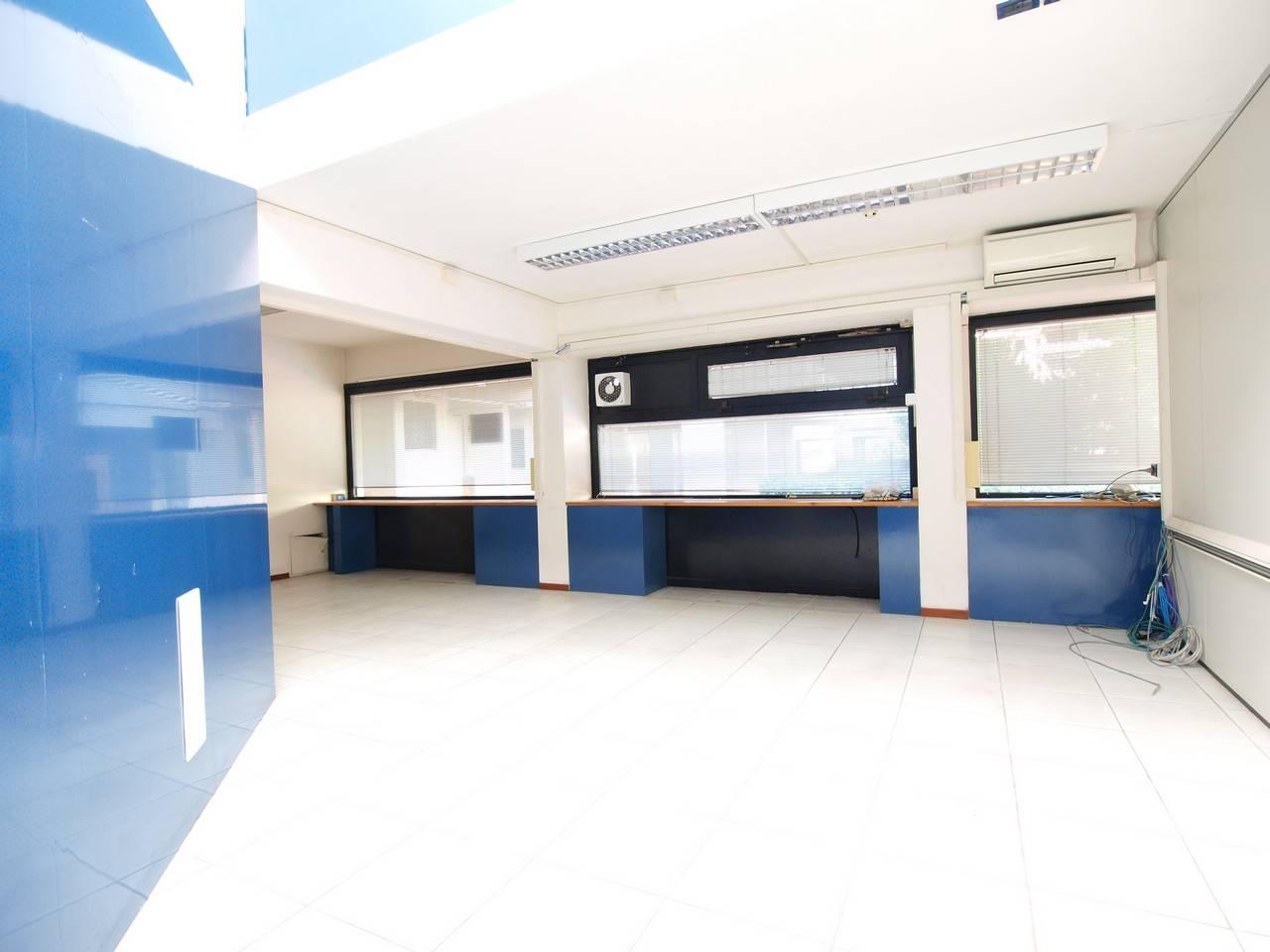 Locale commerciale in vendita a Sesto Fiorentino