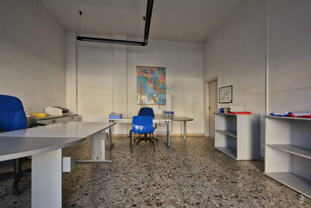 Locale commerciale in affitto a Sesto Fiorentino