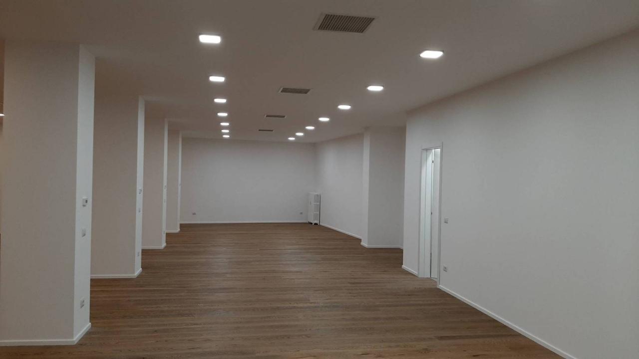 Locale commerciale in affitto a Milano