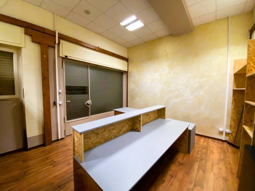 Negozio in vendita a Legnano