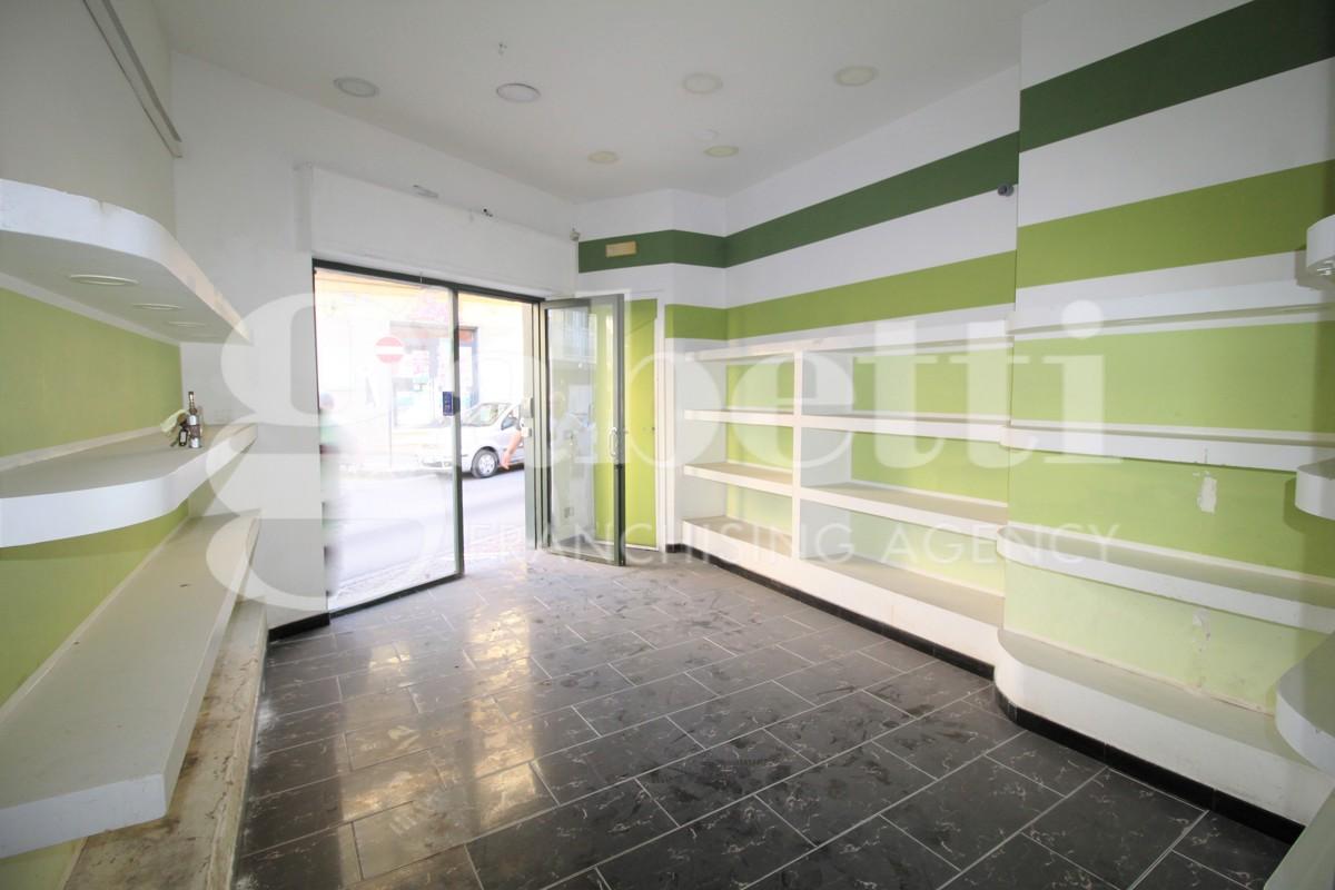 Negozio in affitto a Arzano