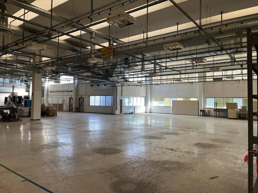 Capannone in affitto a Cornate D'Adda