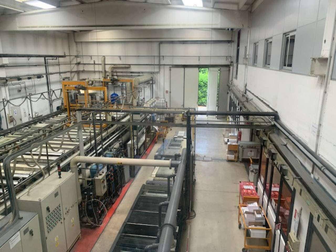 Capannone in vendita a Trezzano Rosa