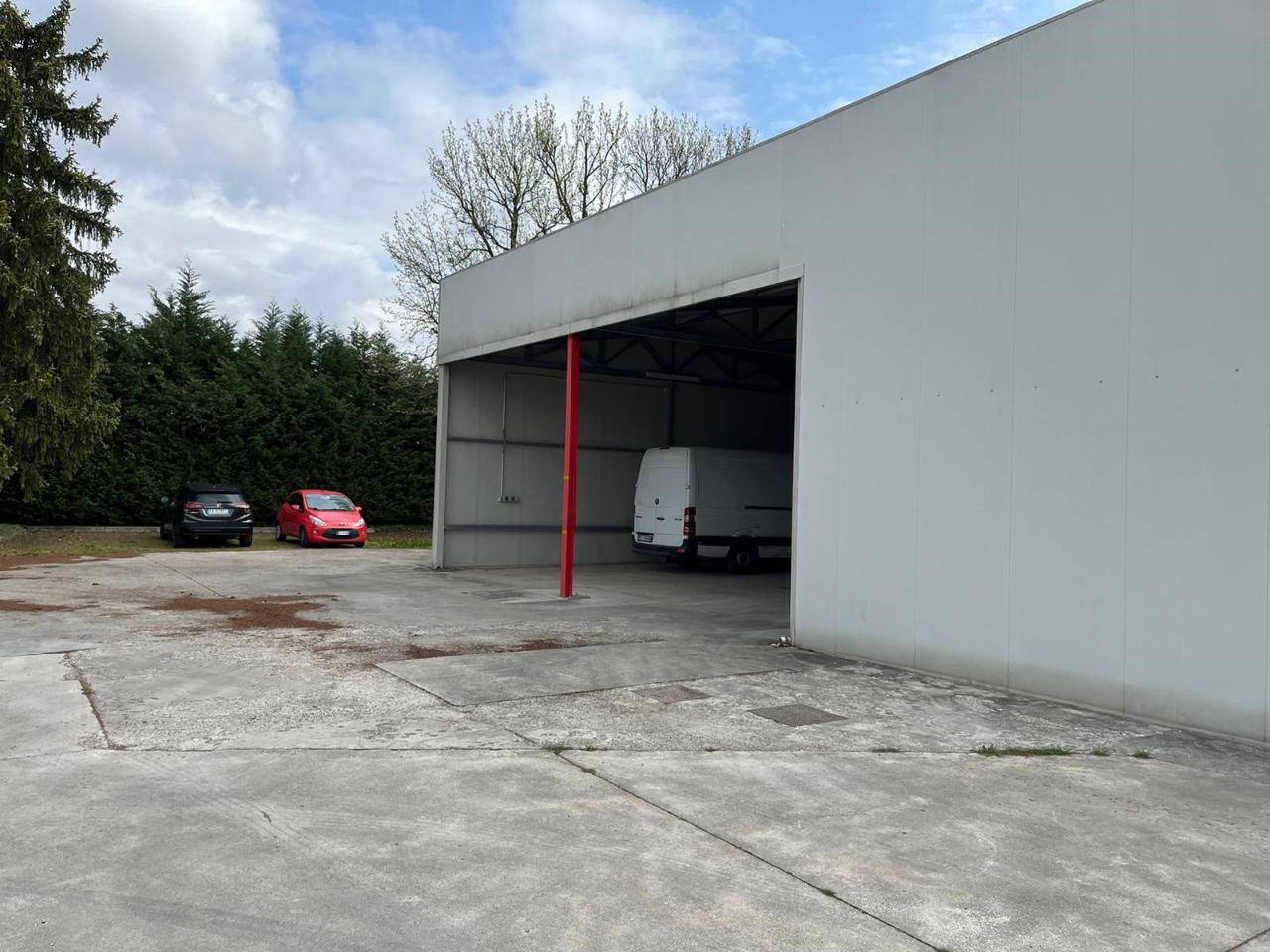 Capannone in vendita a Vimercate