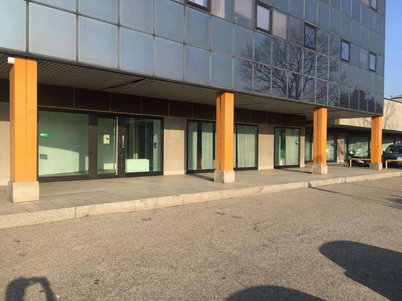 Locale commerciale in vendita a Vimercate