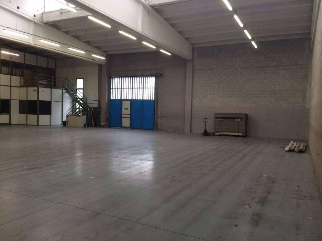 Capannone in vendita a Caponago