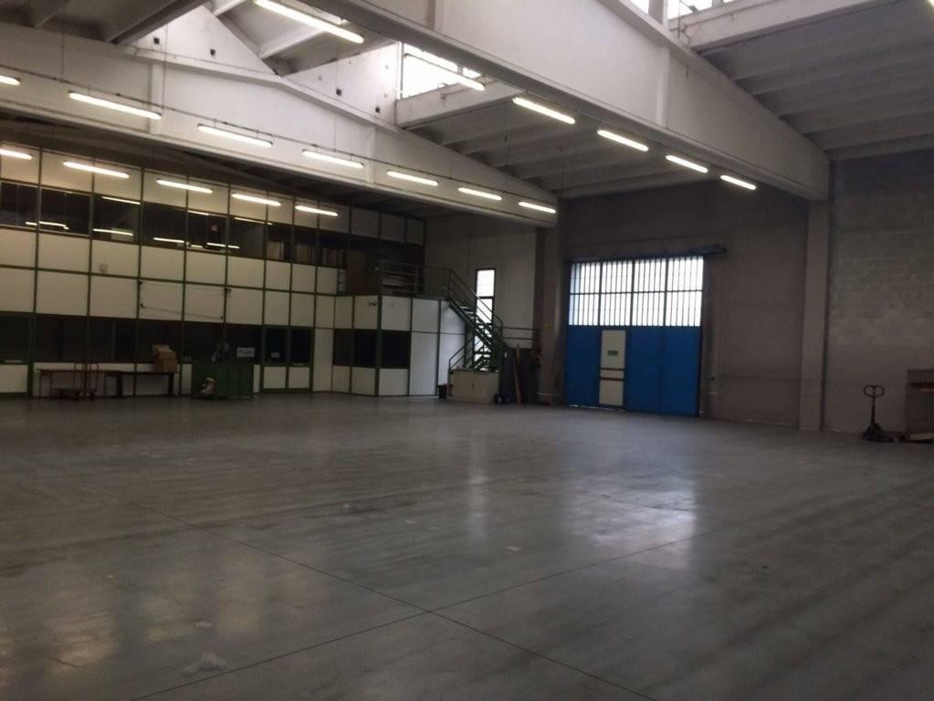 Capannone in affitto a Caponago