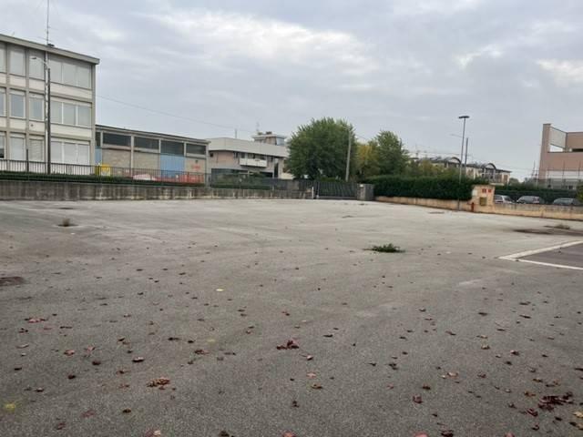 Capannone in vendita a Vedano Al Lambro