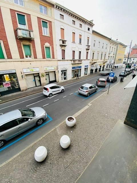 Locale commerciale in vendita a Desio