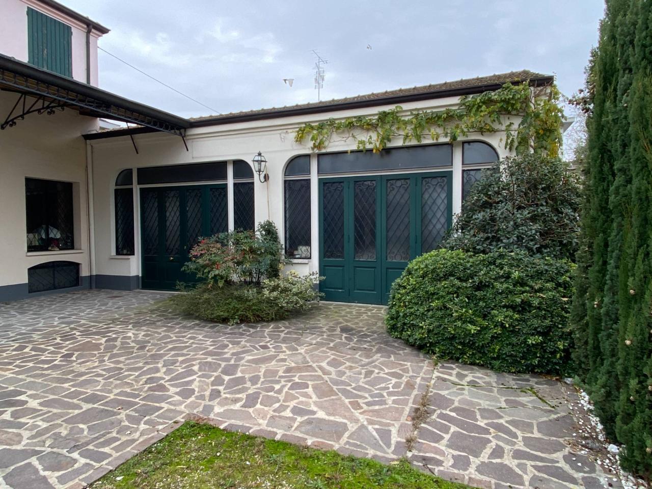 Negozio in vendita a Mirandola