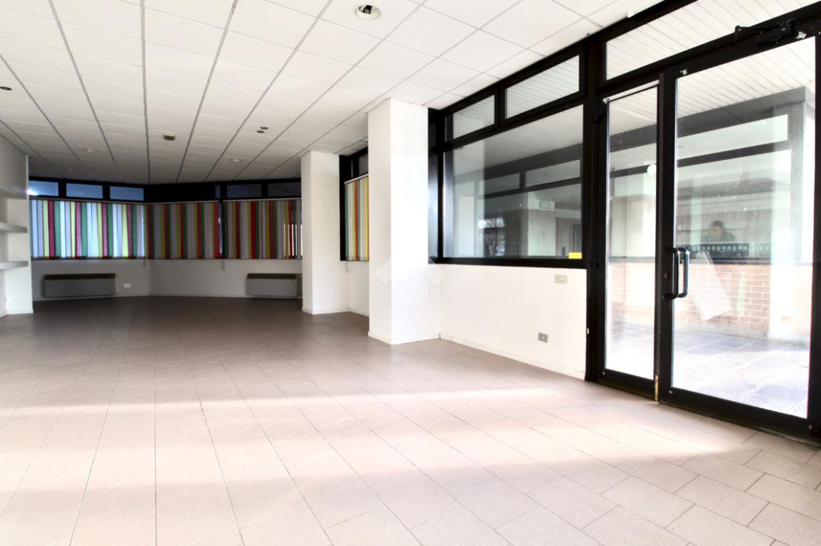 Negozio in affitto a Reggio Emilia