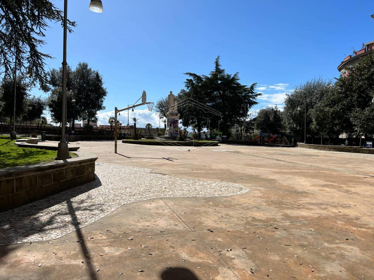 Negozio in affitto a Napoli