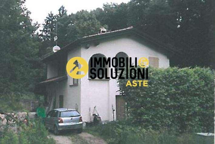 Casa indipendente in vendita a Brinzio