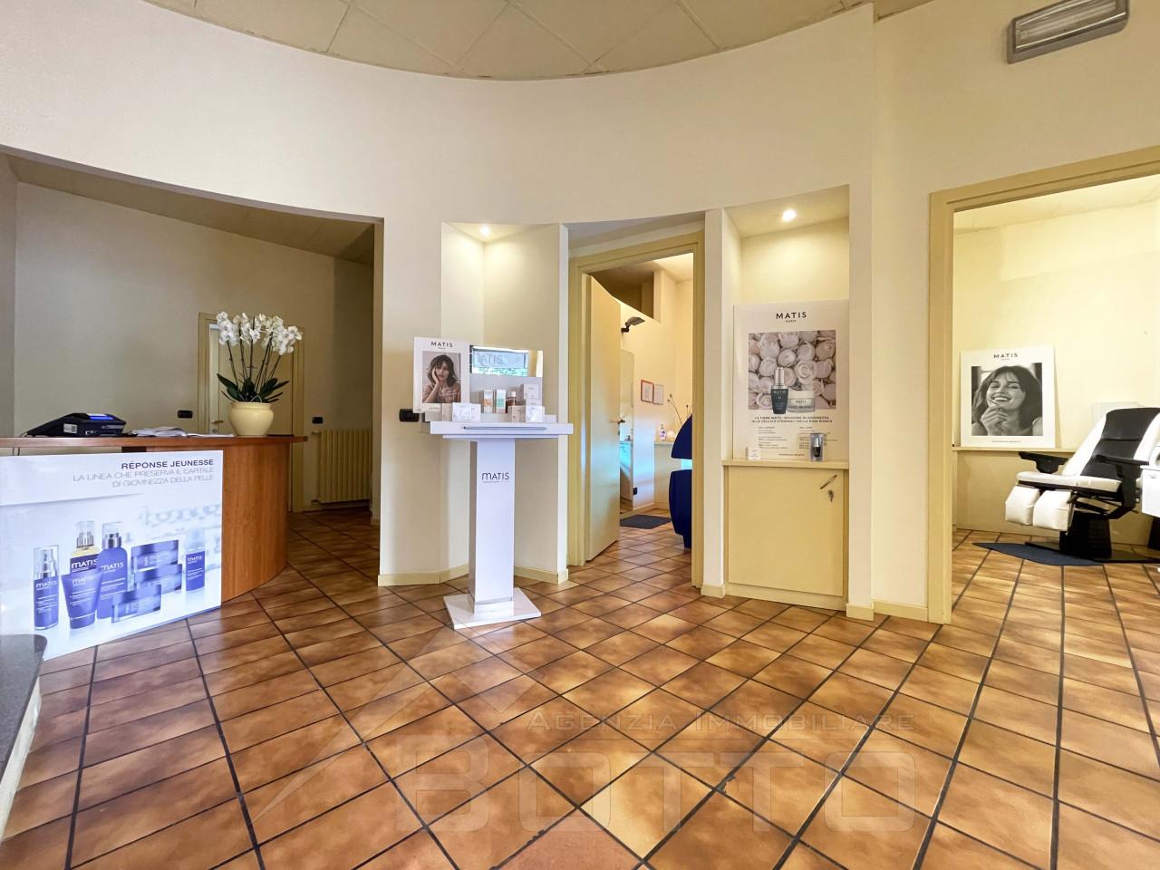 Negozio in vendita a Borgomanero