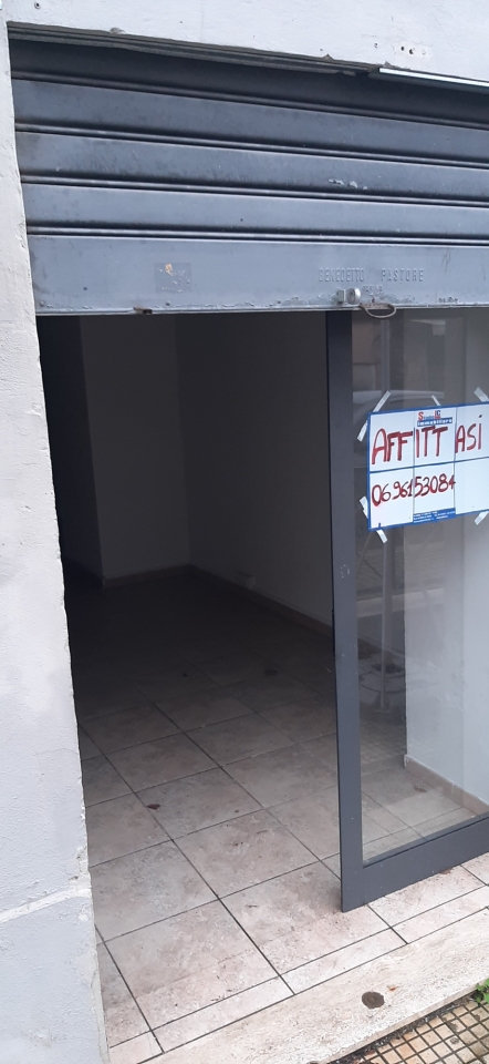 Negozio in affitto a Velletri