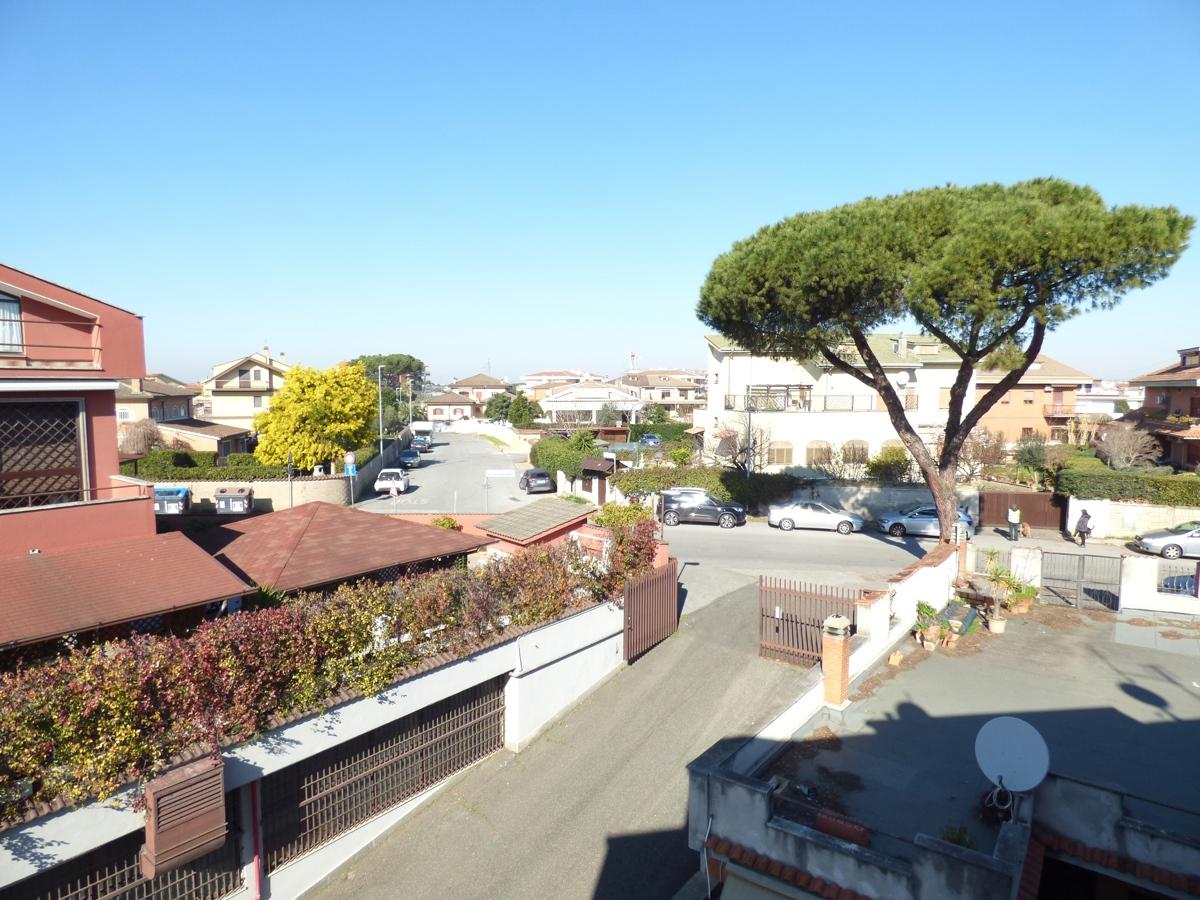 Bilocale in Via del Podere Cesare Battisti 29, Roma