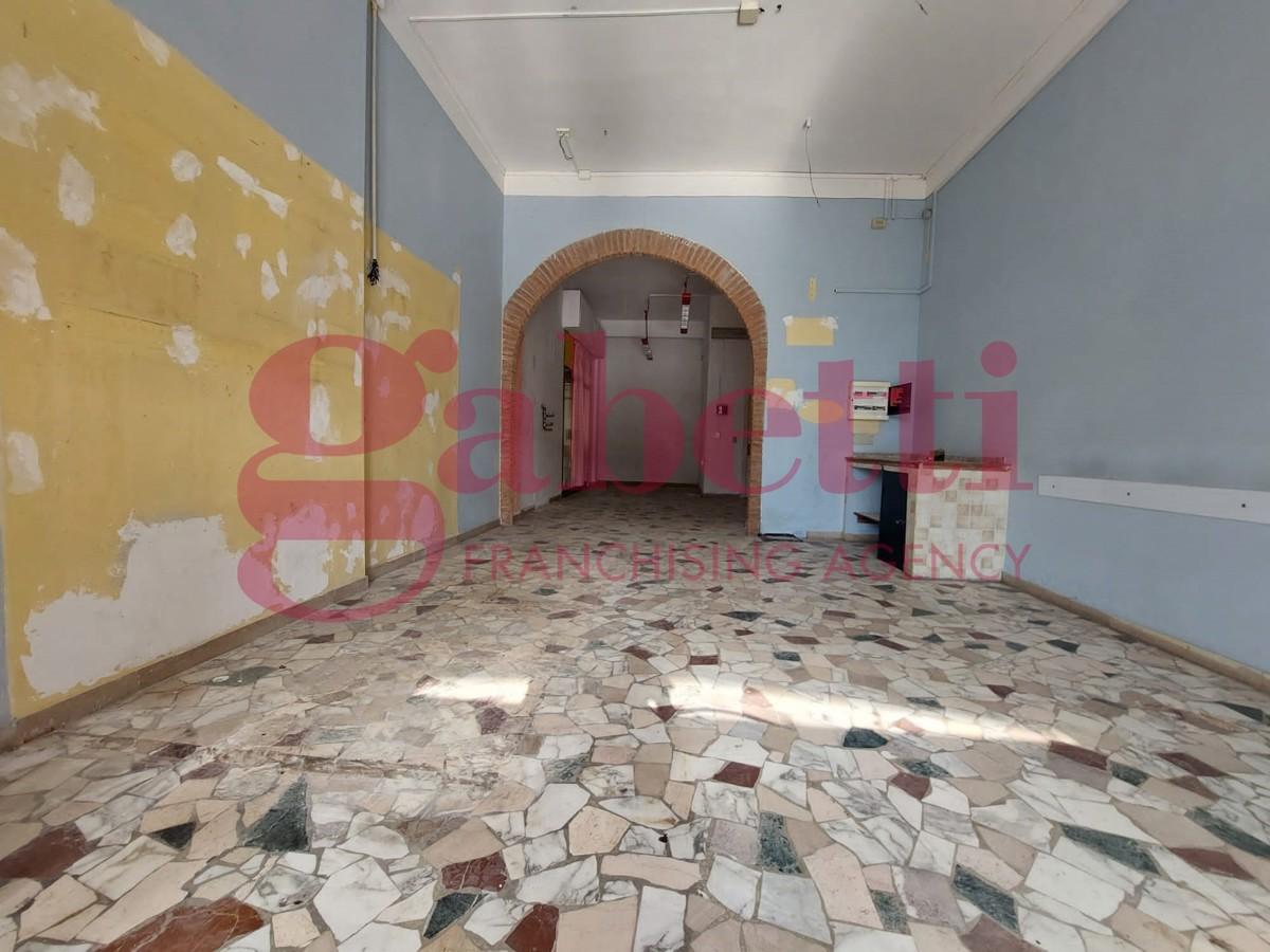 Esercizio commerciale in affitto a Collesalvetti