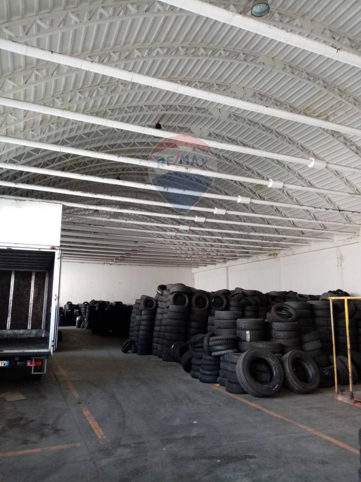 Esercizio commerciale in vendita a Lacchiarella