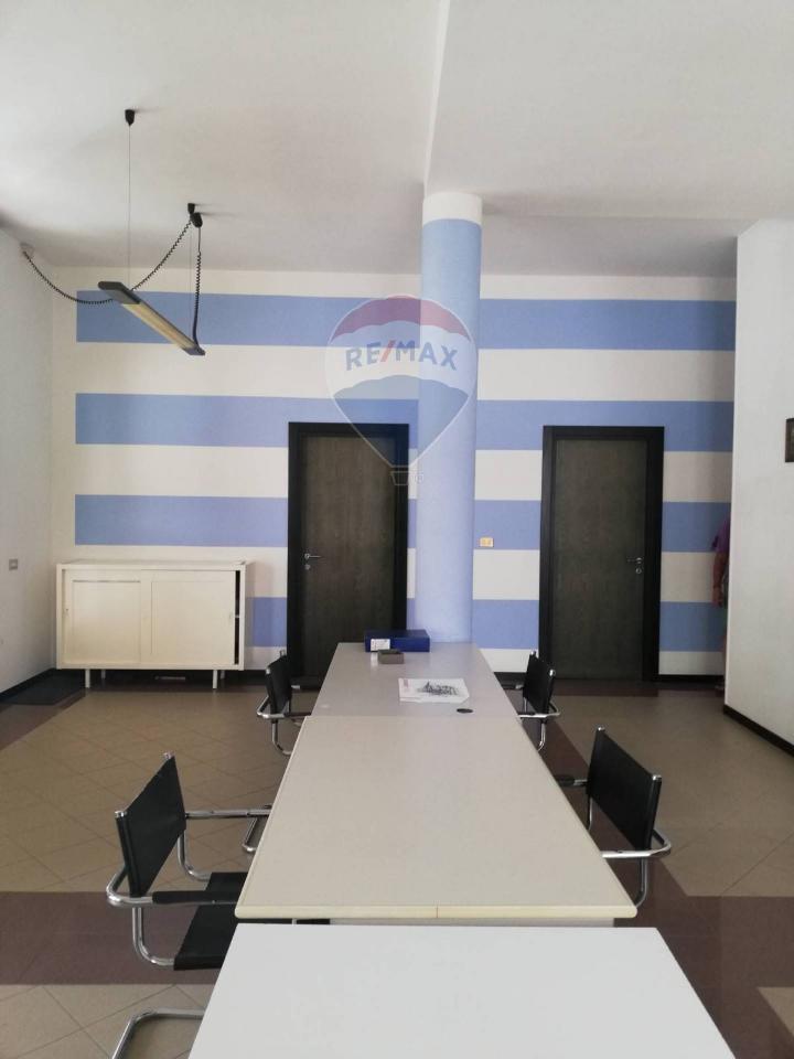 Ufficio in affitto a Roverbella