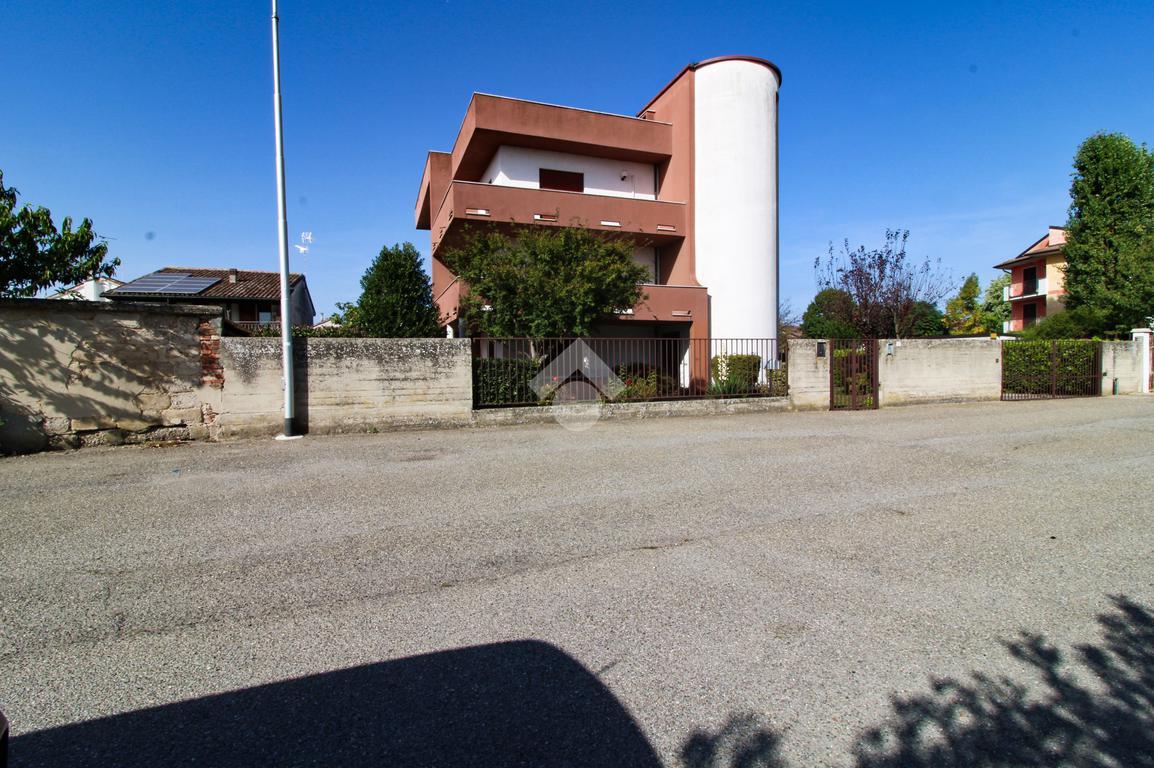 Villa in vendita a Carbonara Al Ticino